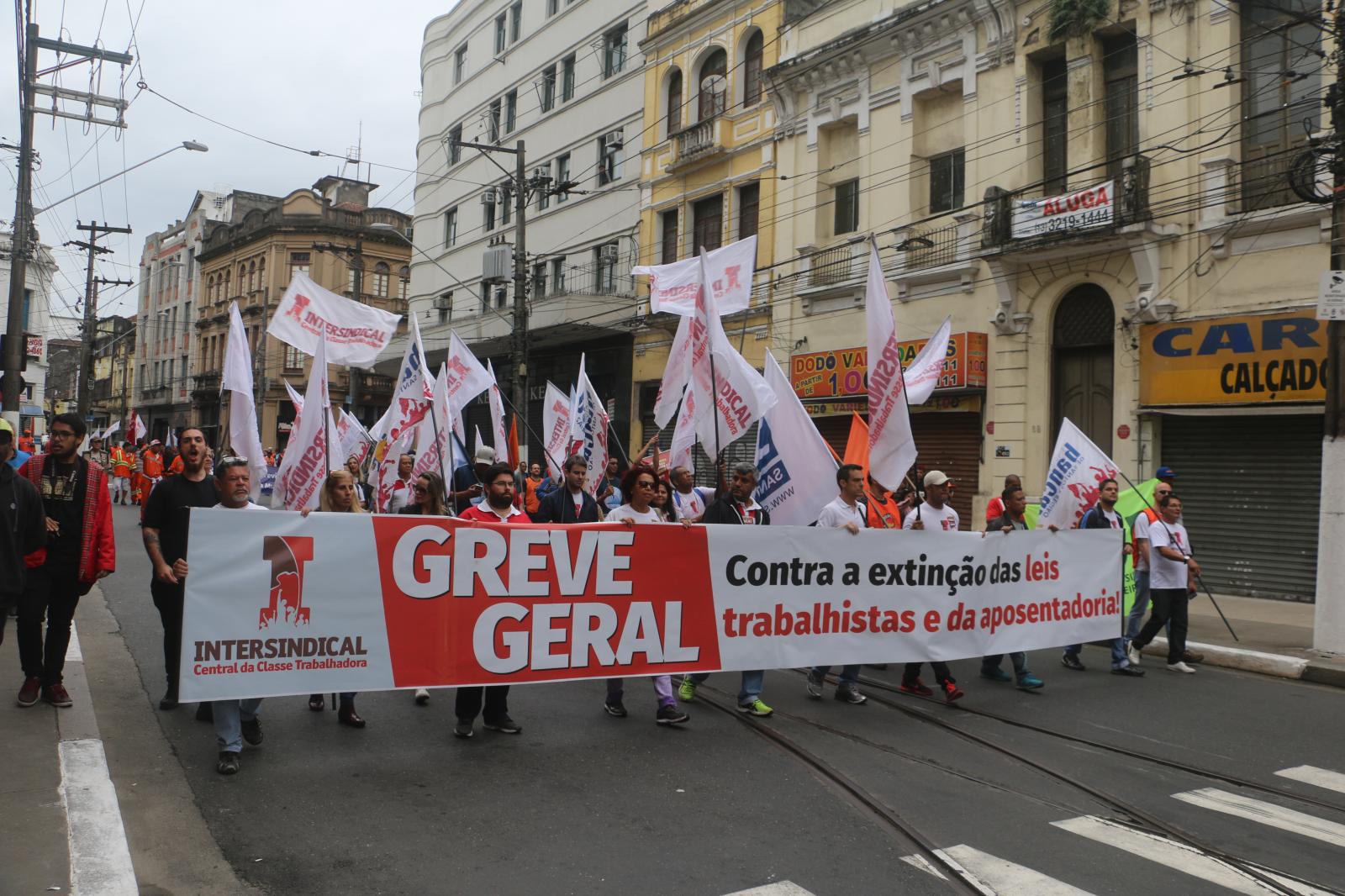 Greve geral no Brasil: a volta da centralidade do trabalho [SEEB Santos ...