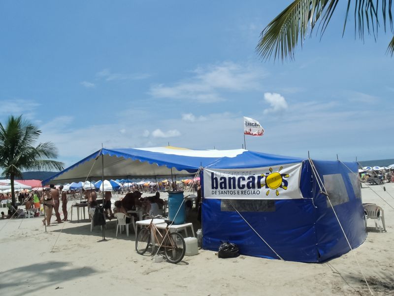 Barraca de Praia começa a ser armada [SEEB Santos e Região]